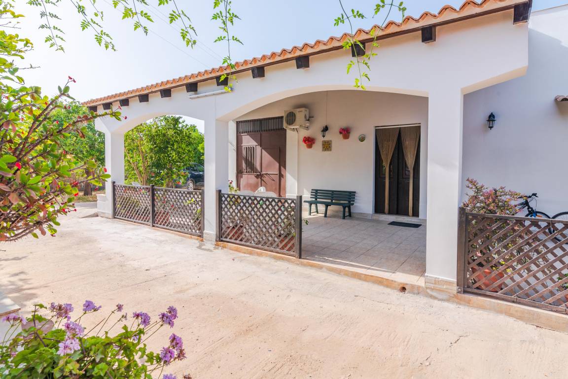 100 M² Villa ∙ 4 Bedrooms ∙ 8 Guests - Avola