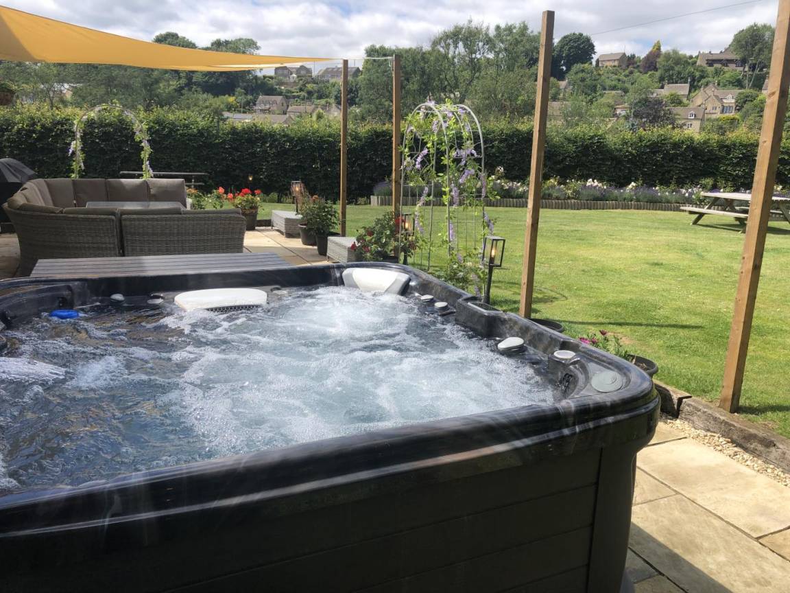 Cottage ∙ 6 Bedrooms ∙ 17 Guests - Tetbury