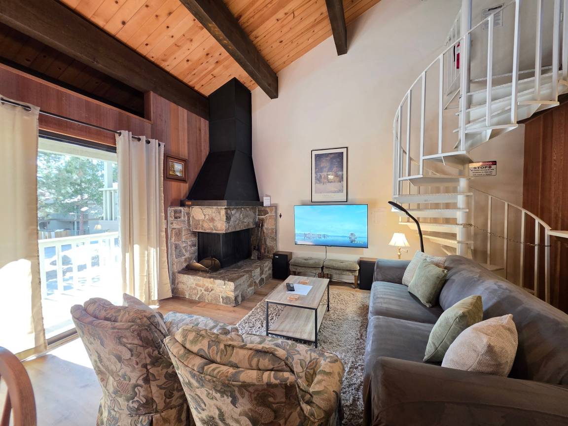 146 M² Condo ∙ 3 Bedrooms ∙ 6 Guests - North Lake Tahoe, CA