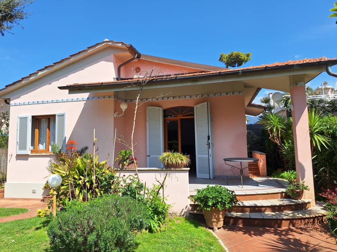 80 M² Villa ∙ 3 Bedrooms ∙ 5 Guests - Pietrasanta