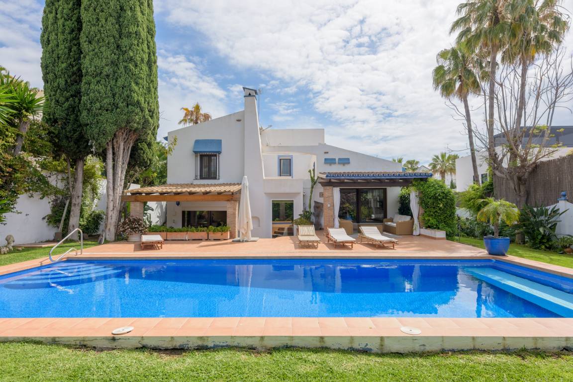 380 M² Villa ∙ 4 Bedrooms ∙ 9 Guests - Puerto Banús