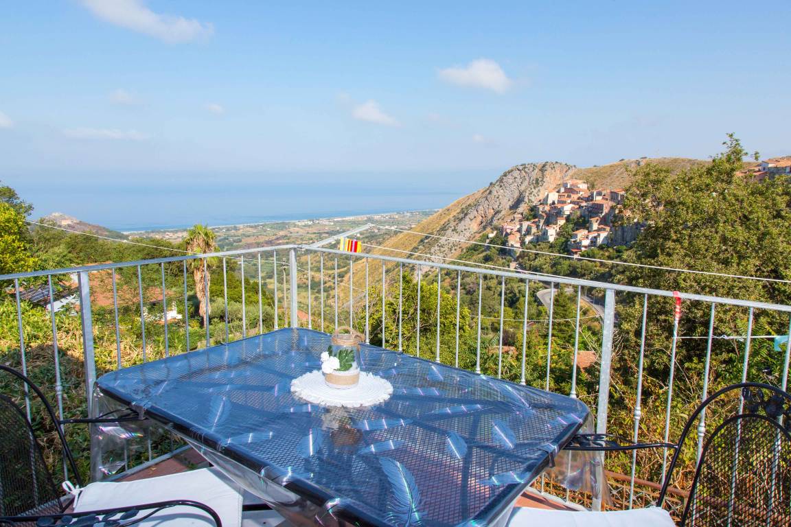 140 M² Villa ∙ 4 Bedrooms ∙ 9 Guests - Santa Maria del Cedro