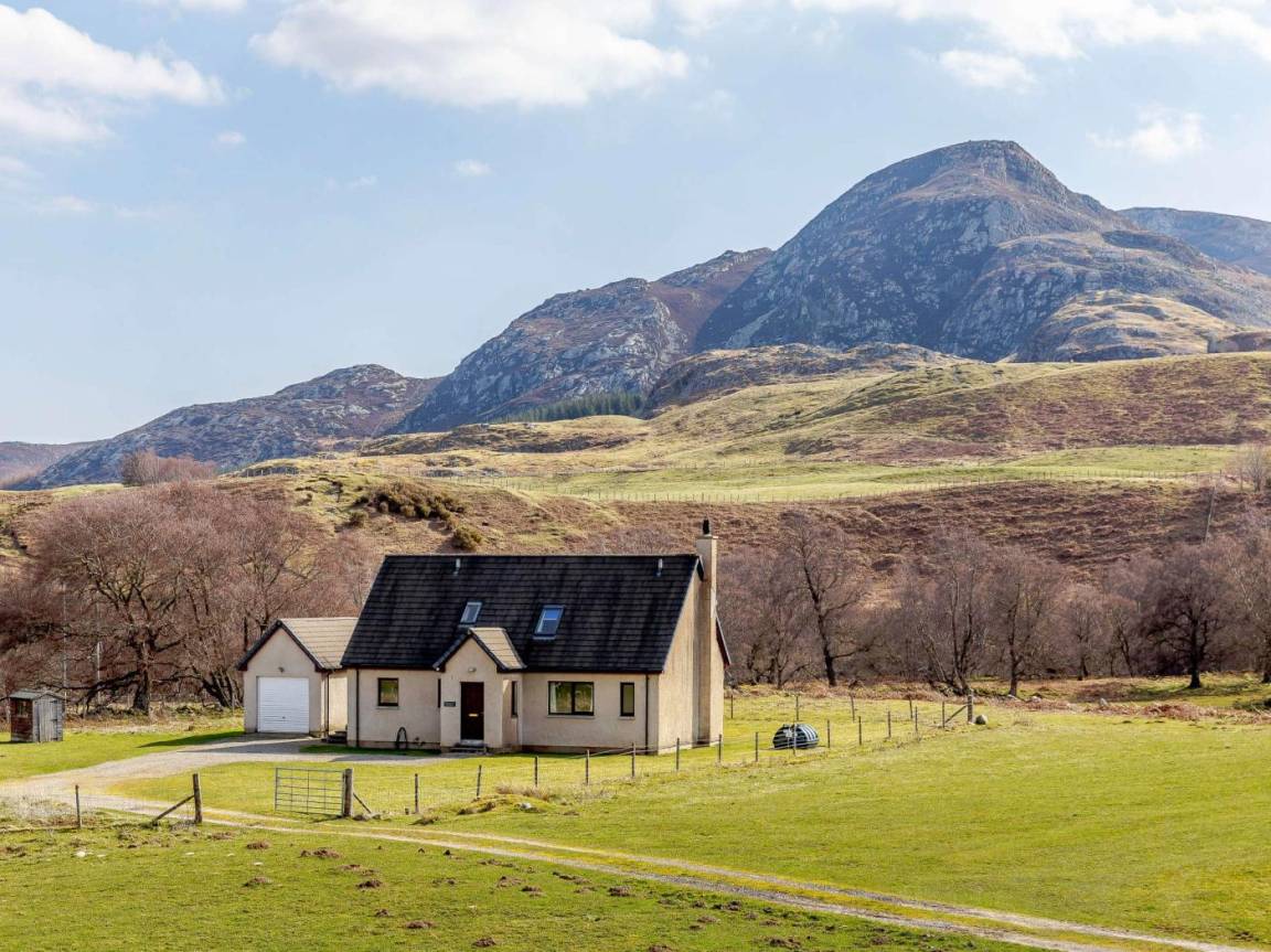 Cottage ∙ 4 Bedrooms ∙ 8 Guests - Loch Ness