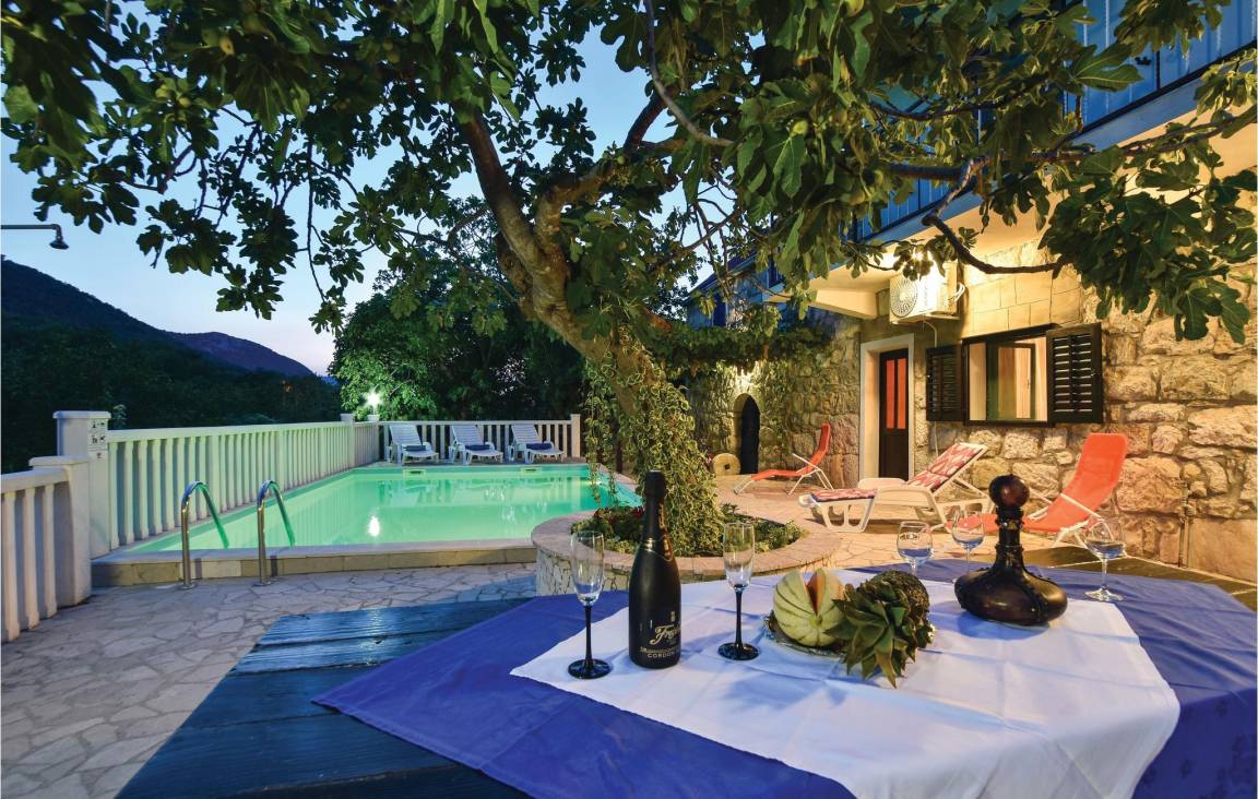150 M² House ∙ 3 Bedrooms ∙ 8 Guests - Brač