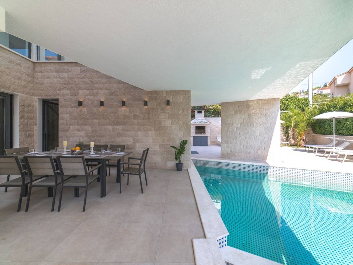 300 M² Villa ∙ 7 Bedrooms ∙ 14 Guests - Trogir