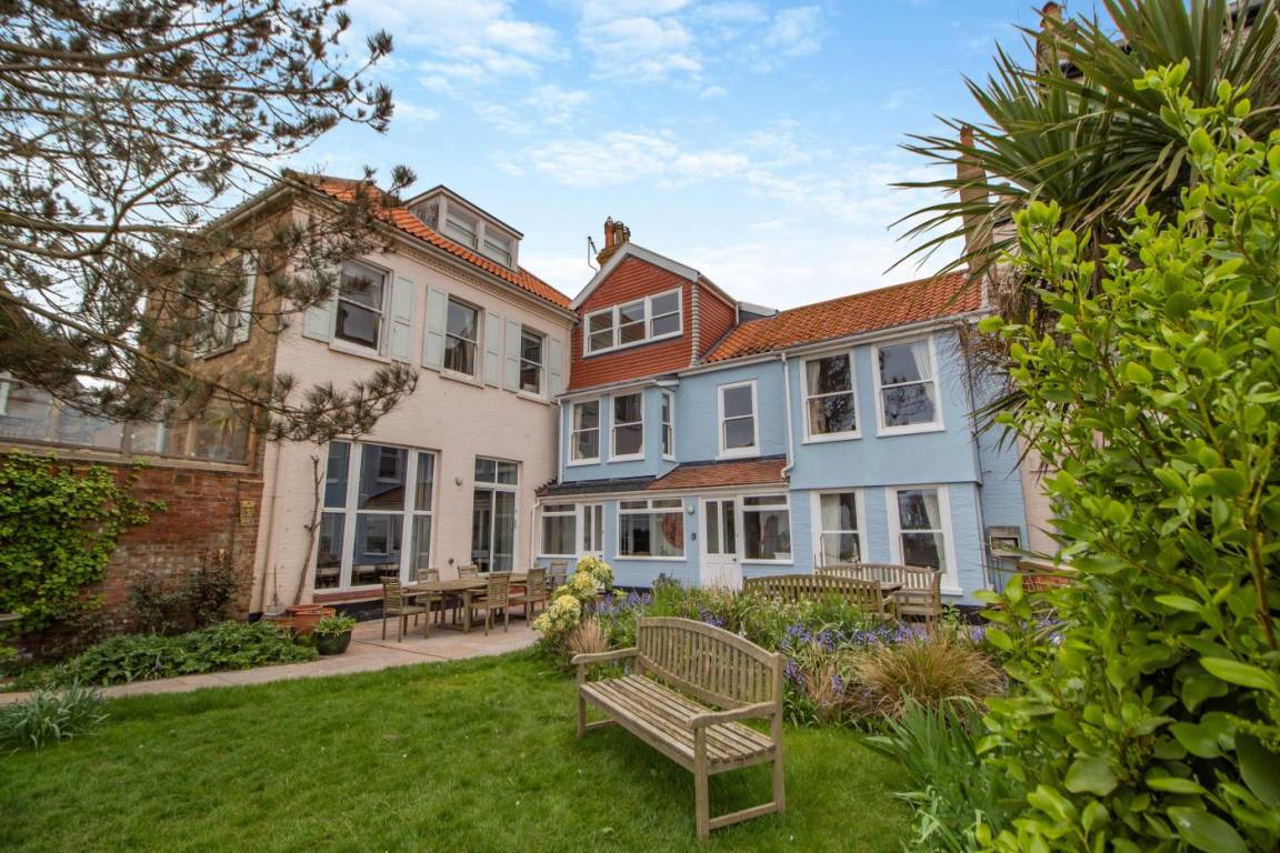Cottage ∙ 6 Bedrooms ∙ 15 Guests - Southwold