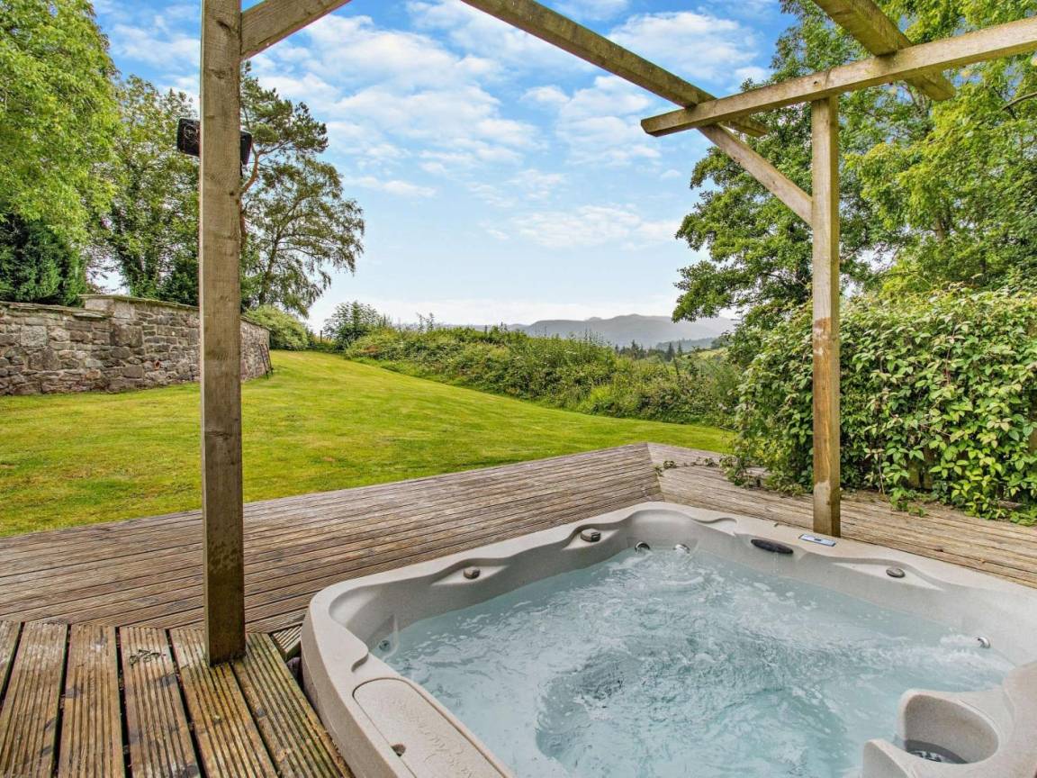 Mökki ∙ 6 Makuuhuonetta ∙ 12 Vierasta - Brecon