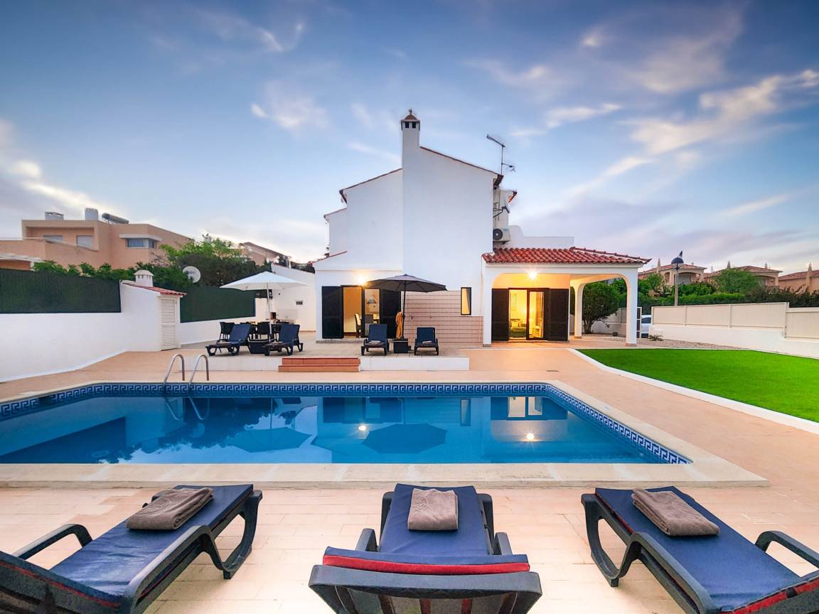 194 M² Villa ∙ 3 Bedrooms ∙ 8 Guests - Guia