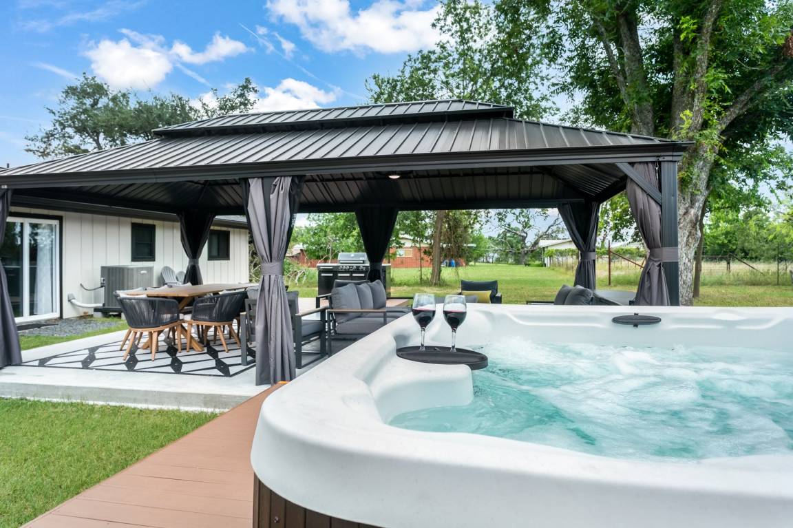 House ∙ 3 Bedrooms ∙ 8 Guests - Fredericksburg, TX
