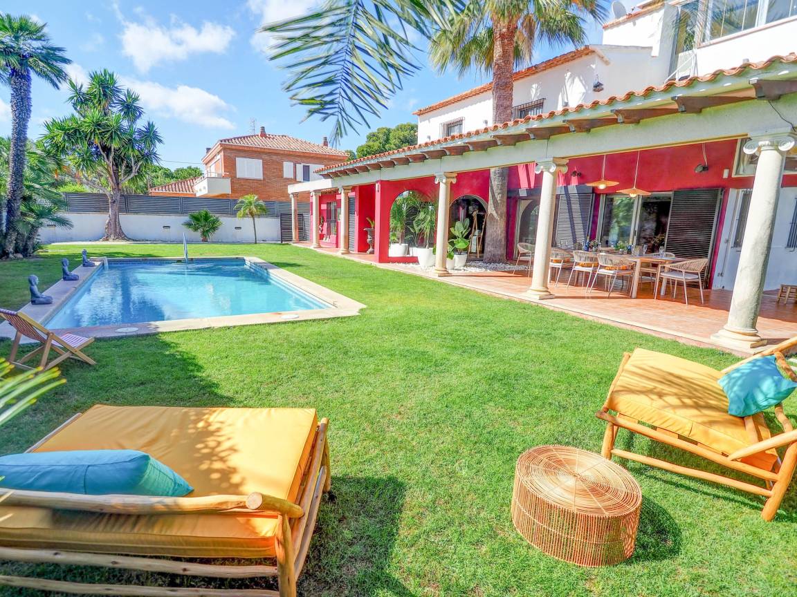 526 M² Villa ∙ 6 Bedrooms ∙ 14 Guests - Sitges