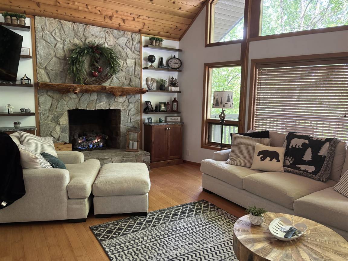 166 M² House ∙ 3 Bedrooms ∙ 10 Guests - Lake Lure, NC