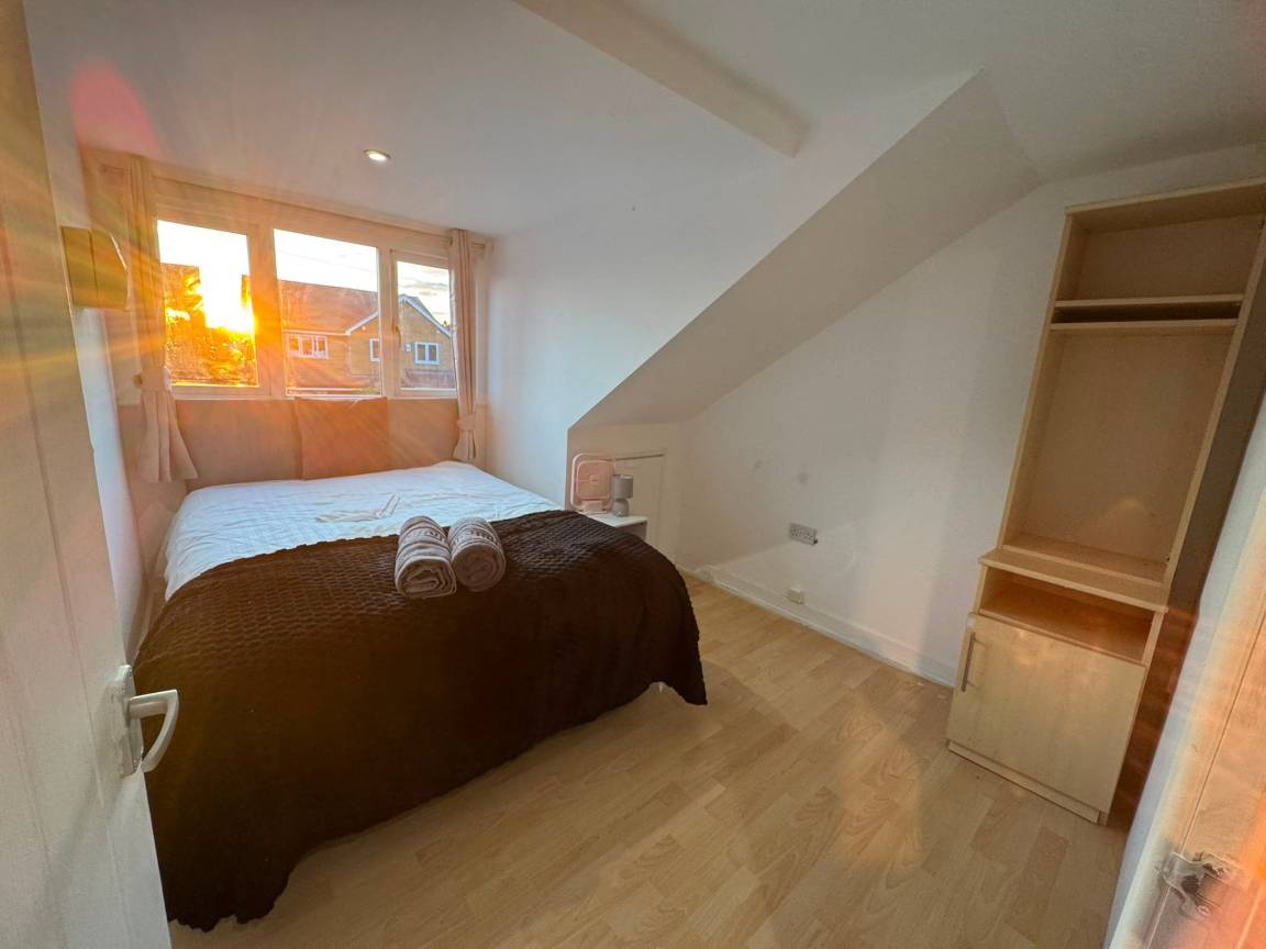 85 M² Apartamento ∙ 3 Habitaciones ∙ 6 Huéspedes - Staines