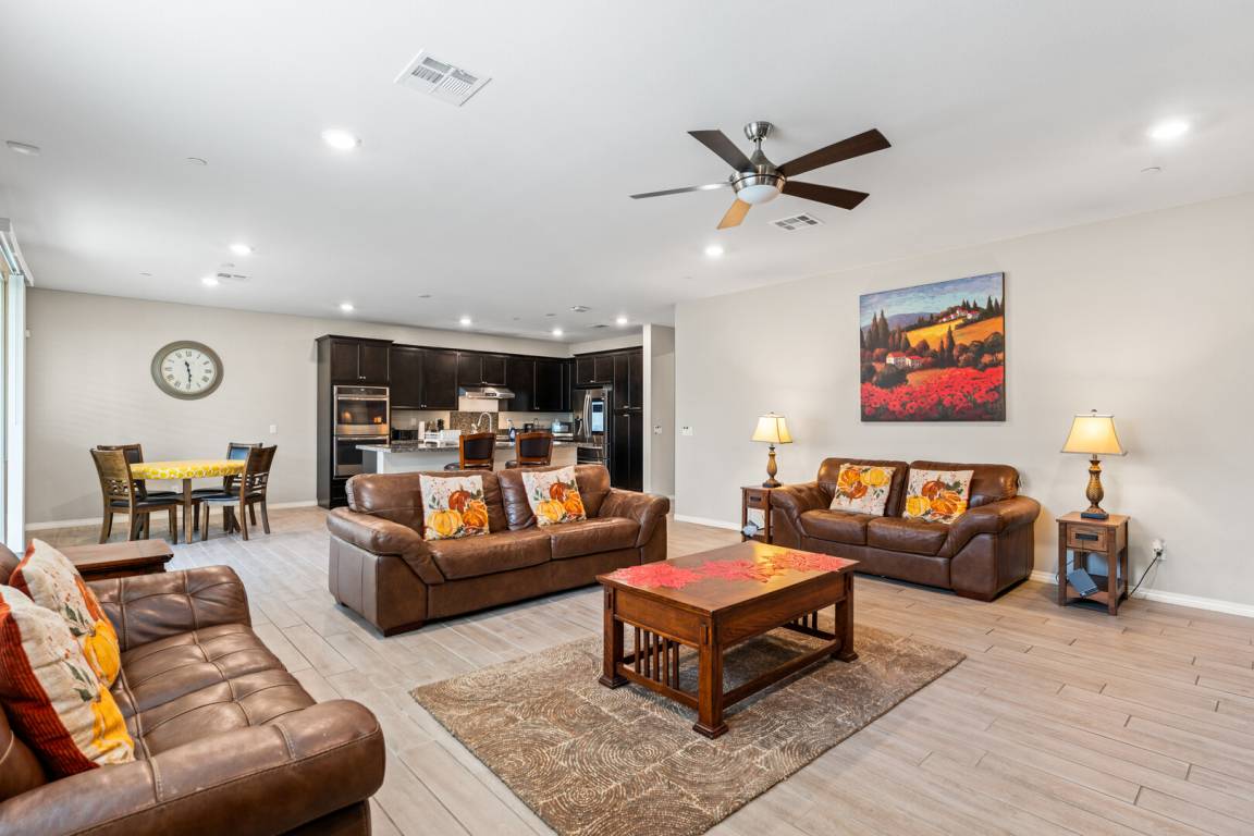 245 M² House ∙ 4 Bedrooms ∙ 10 Guests - Riverside, CA