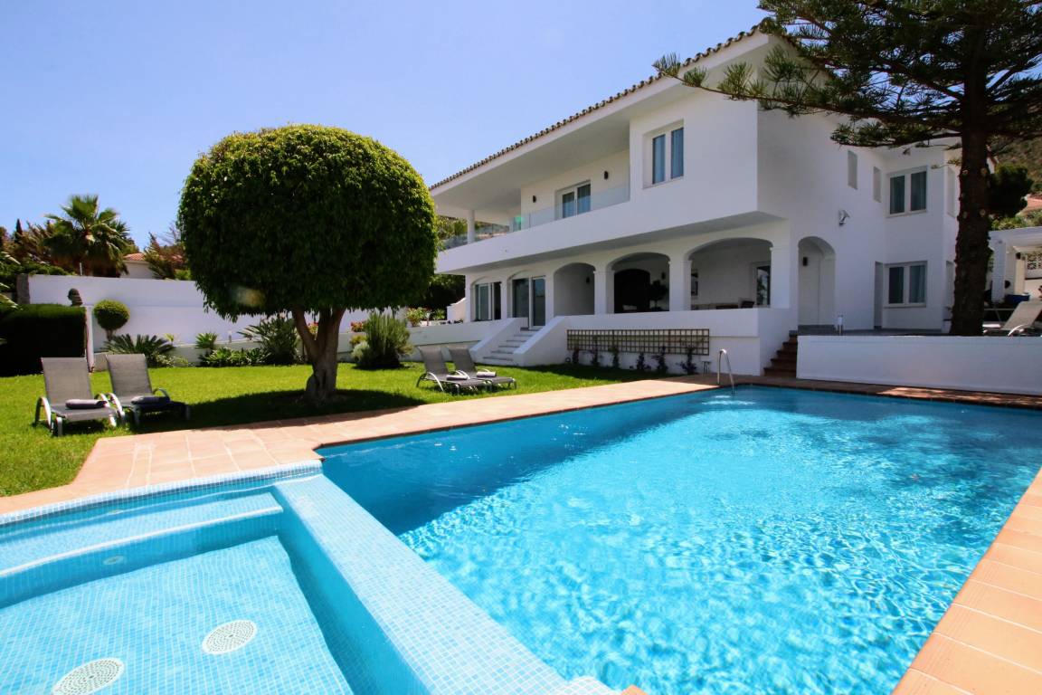 300 M² Villa ∙ 7 Habitaciones ∙ 15 Huéspedes - Torremolinos