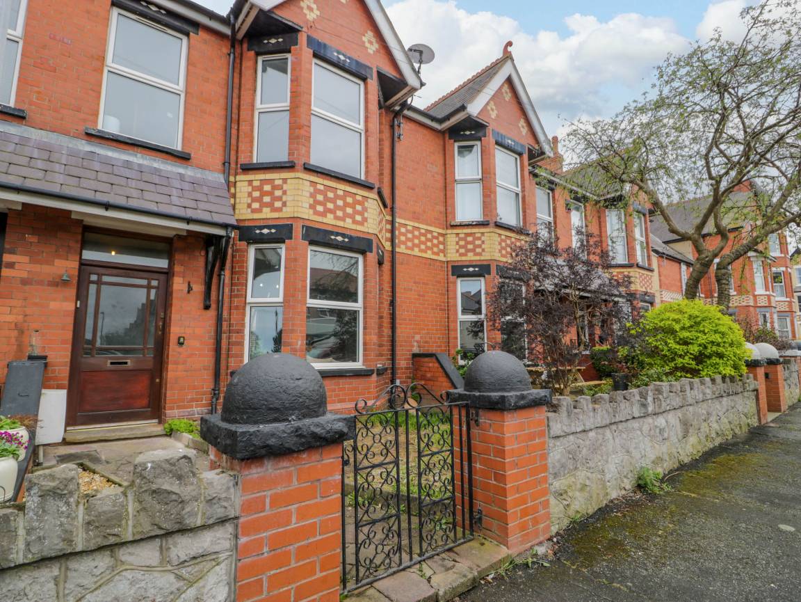 Cottage ∙ 5 Bedrooms ∙ 11 Guests - Rhos on Sea
