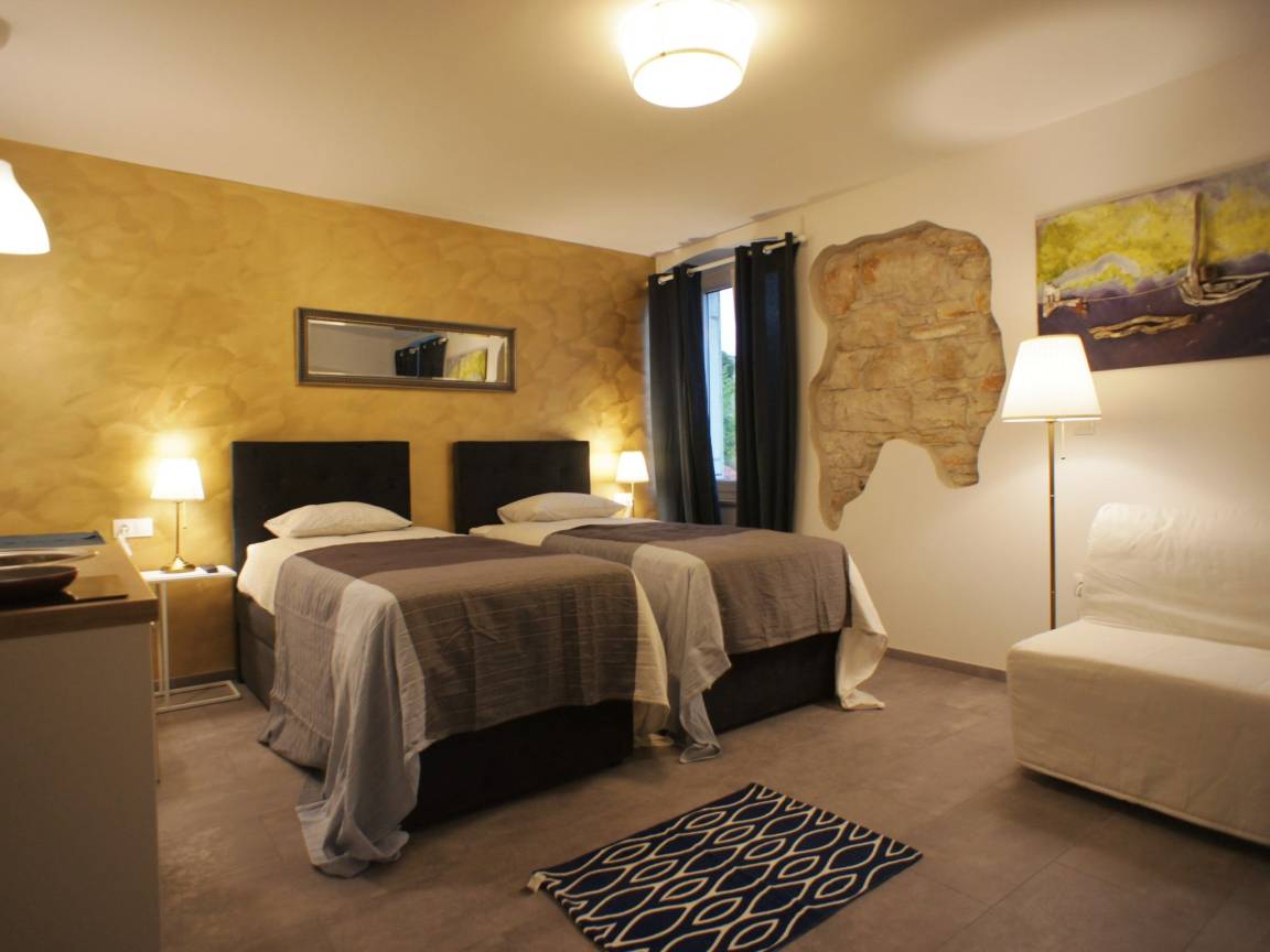 100 M² Apartment ∙ 4 Bedrooms ∙ 8 Guests - Peroj