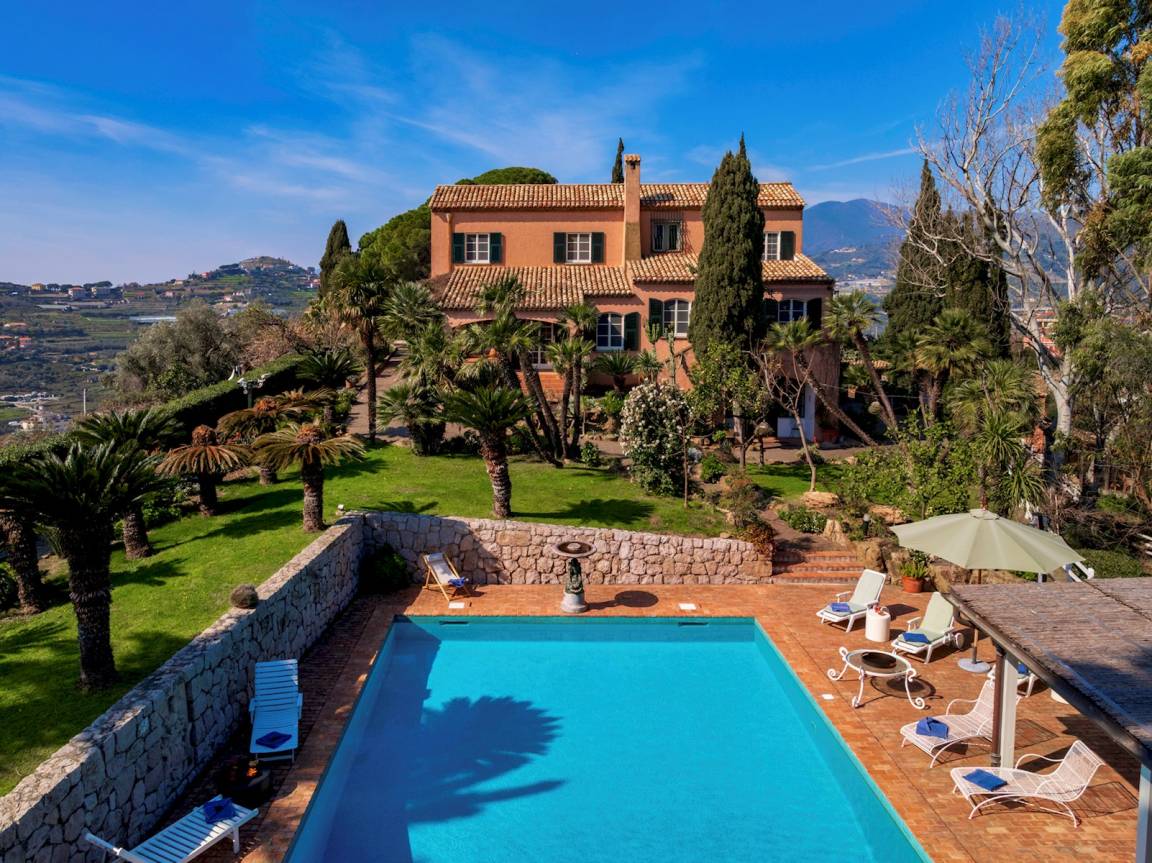 700 M² Villa ∙ 5 Bedrooms ∙ 10 Guests - Sanremo