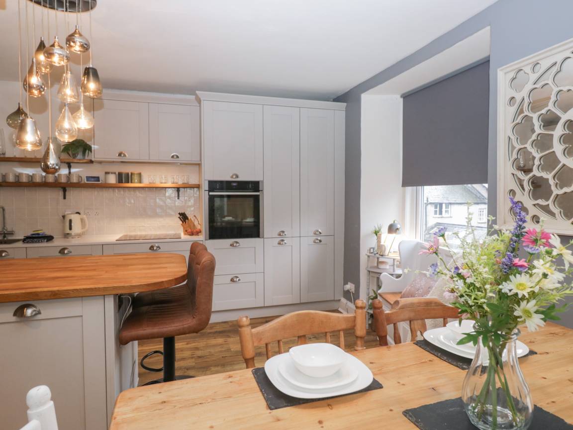 Cottage ∙ 3 Bedrooms ∙ 6 Guests - Bowness-on-Windermere