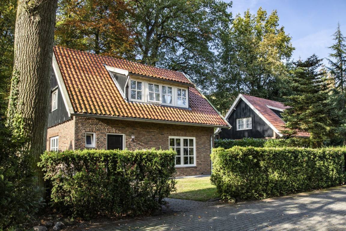 250 M² House ∙ 8 Bedrooms ∙ 16 Guests - Enschede