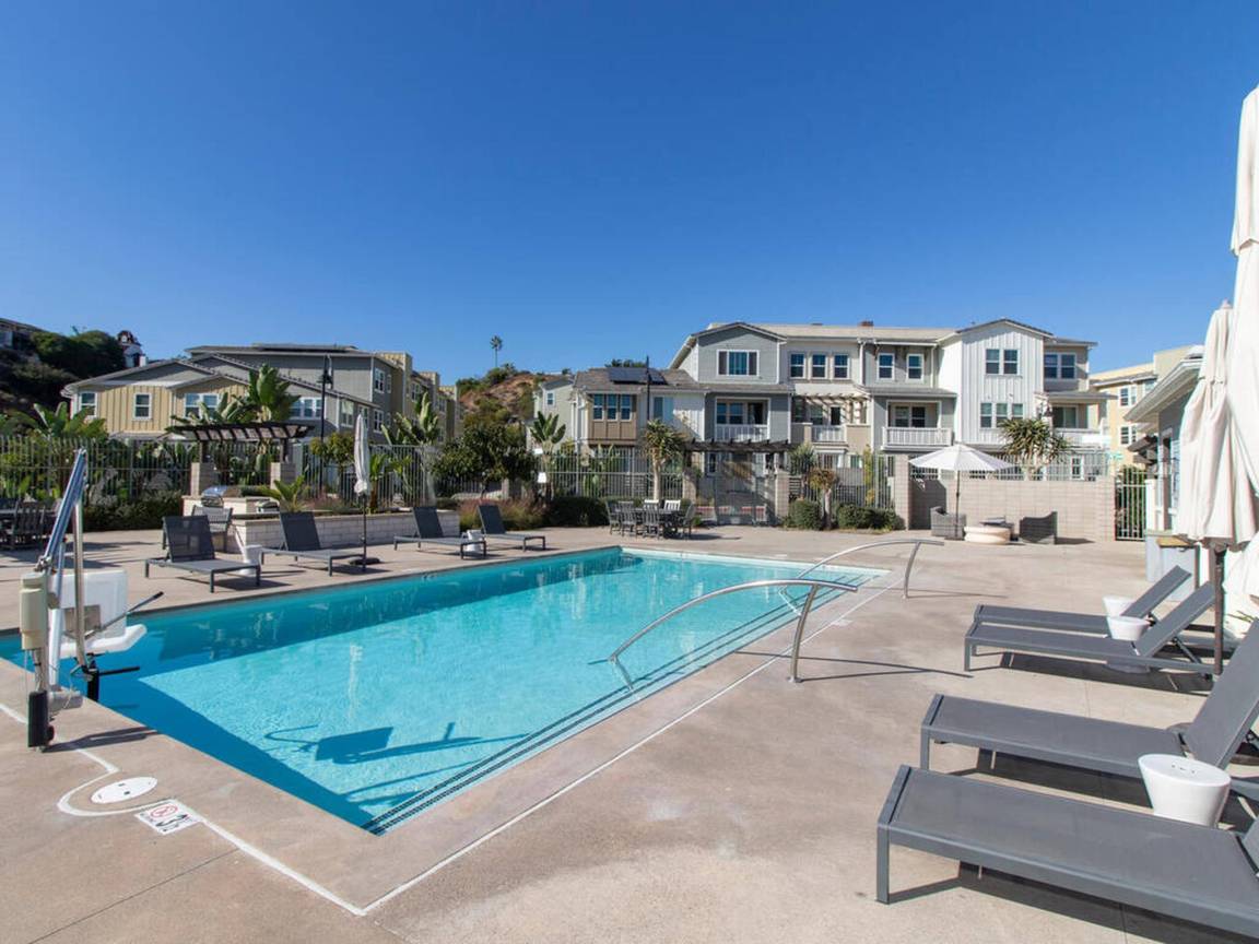 164 M² Hotel ∙ 4 Bedrooms ∙ 8 Guests - Vista, CA