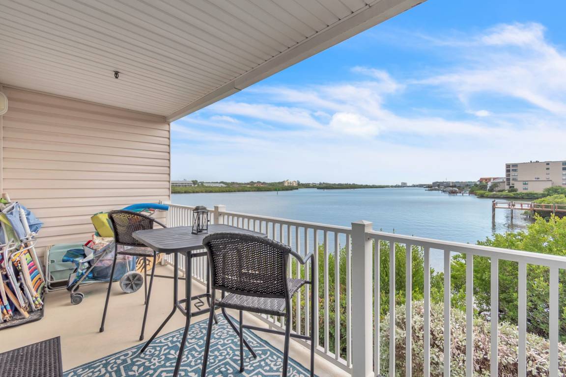 110 M² Condo ∙ 2 Bedrooms ∙ 6 Guests - Madeira Beach, FL