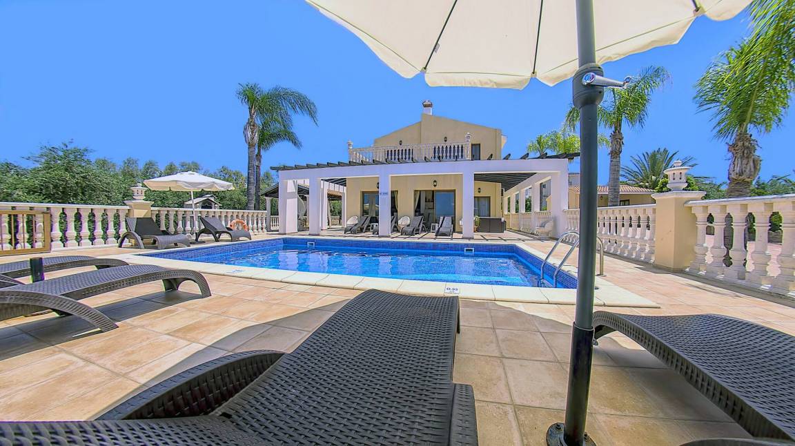 Villa ∙ 5 Bedrooms ∙ 12 Guests - Paphos