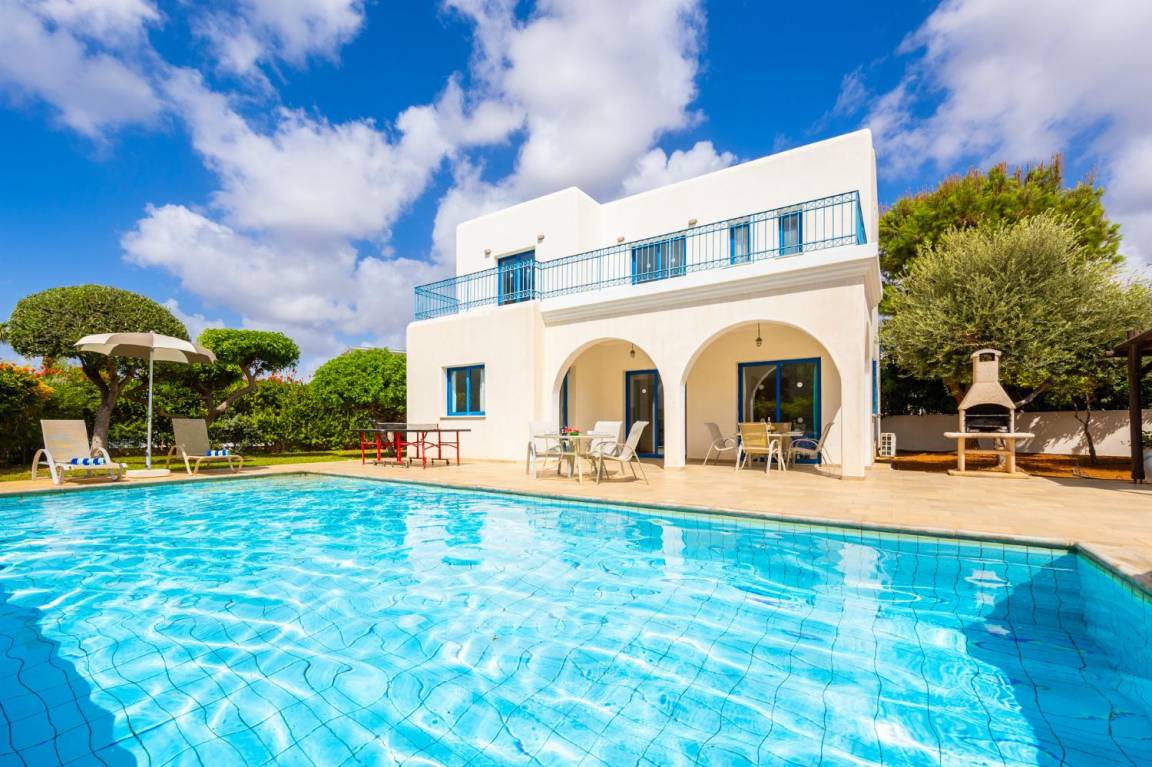 220 M² Villa ∙ 4 Bedrooms ∙ 9 Guests - Cyprus