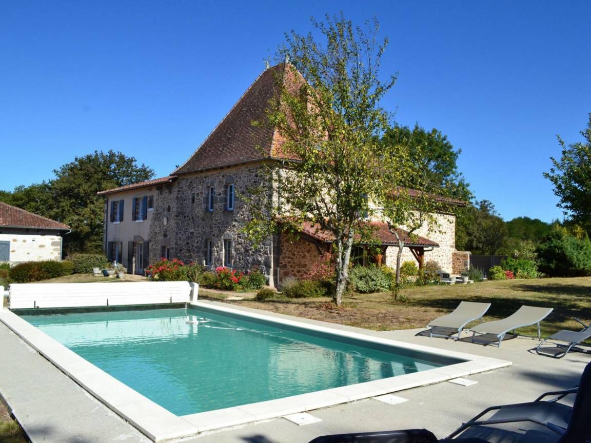 252 M² Cottage ∙ 4 Chambres ∙ 10 Personnes - Lessac