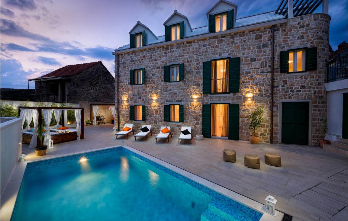 180 M² House ∙ 6 Bedrooms ∙ 12 Guests - Brač