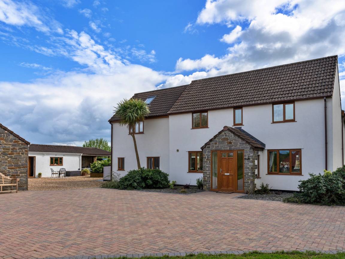 240 M² House ∙ 6 Bedrooms ∙ 12 Guests - Weston-super-Mare