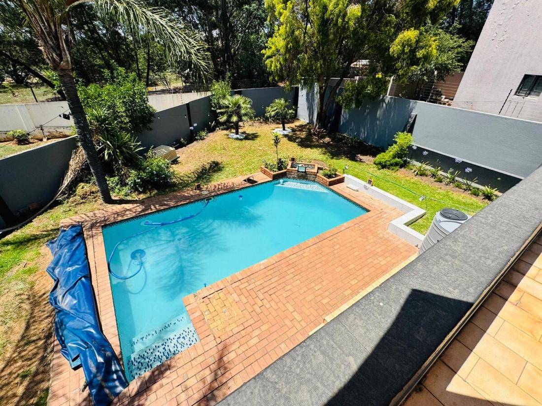 700 M² House ∙ 2 Bedrooms ∙ 4 Guests - Tembisa
