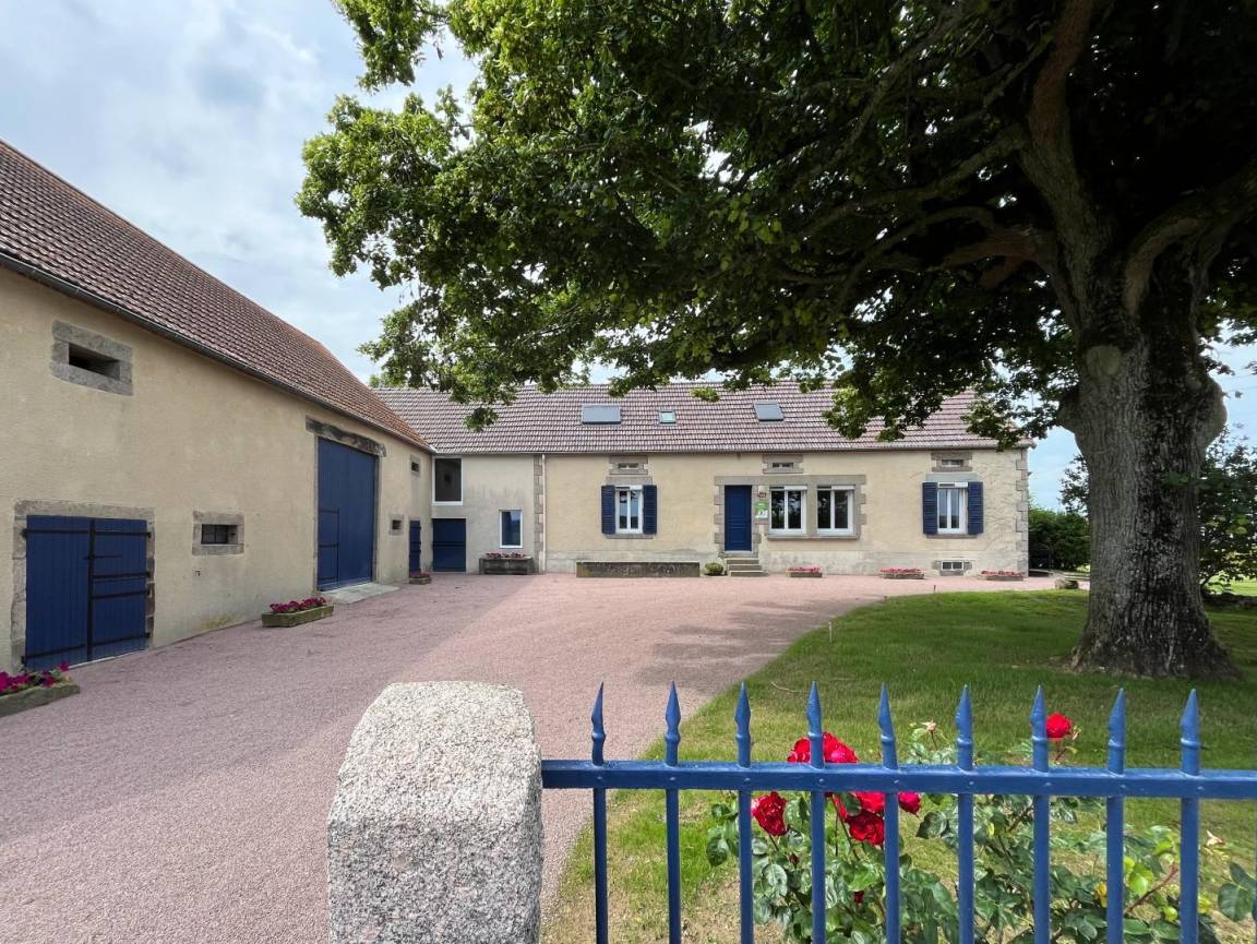 192 M² Gîte ∙ 6 Chambres ∙ 13 Personnes - Montmarault