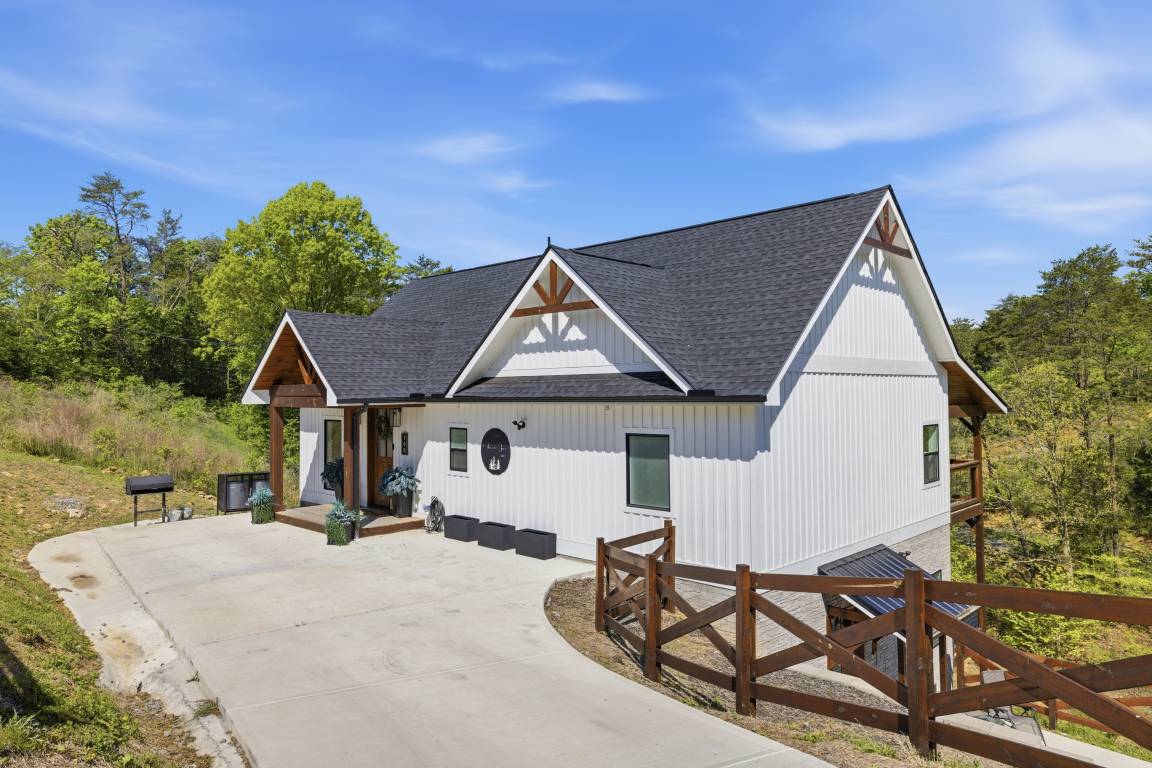 Cabin ∙ 3 Bedrooms ∙ 8 Guests - Dandridge, TN