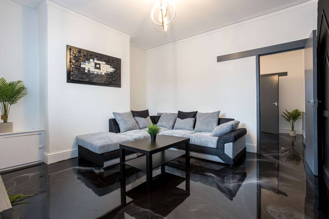 78 M² House ∙ 2 Bedrooms ∙ 4 Guests - Warrington