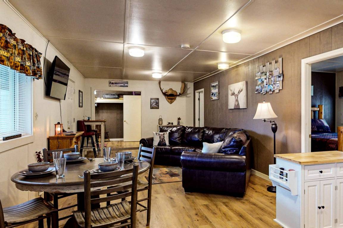 House ∙ 2 Bedrooms ∙ 4 Guests - Greenville, ME