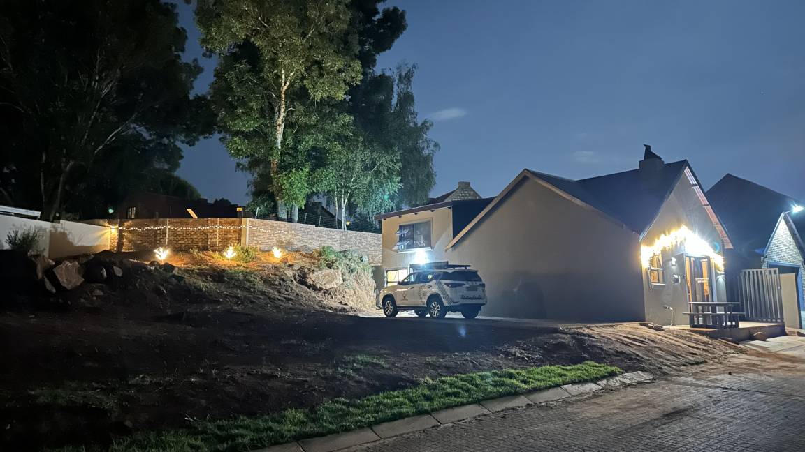 100 M² House ∙ 2 Bedrooms ∙ 4 Guests - Dullstroom