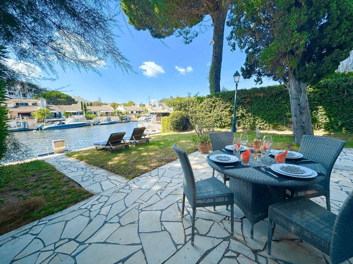 70 M² Ferienhaus ∙ 2 Schlafzimmer ∙ 4 Gäste - Grimaud