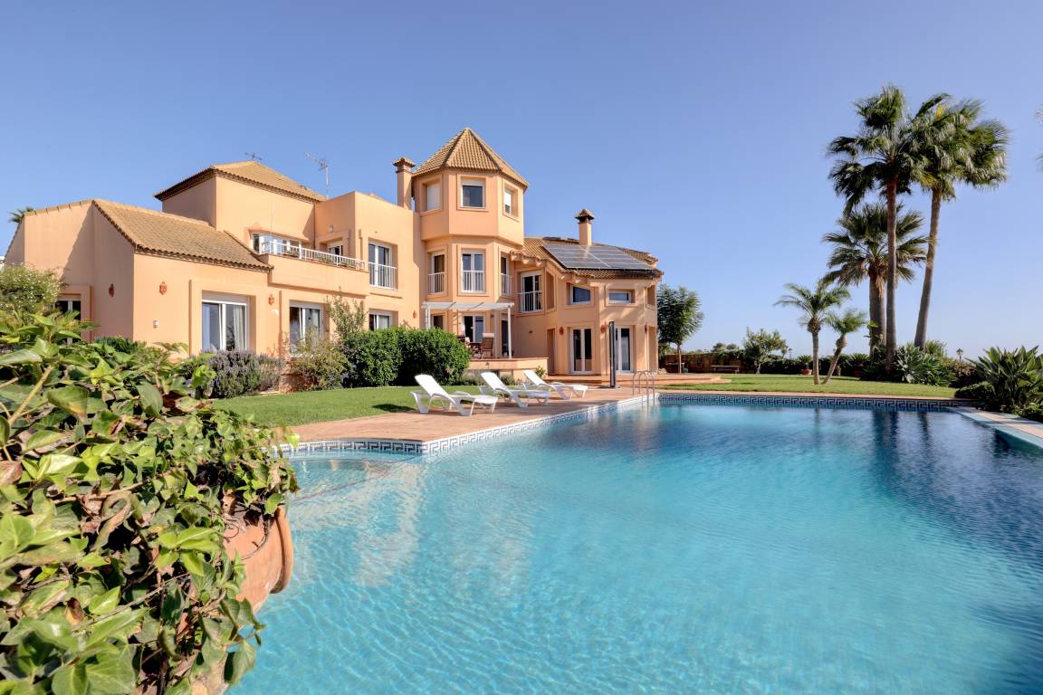 500 M² Villa ∙ 6 Bedrooms ∙ 12 Guests - Sotogrande