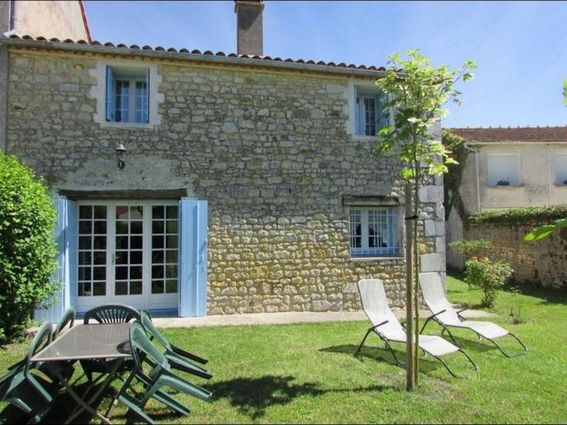 83 M² House ∙ 2 Bedrooms ∙ 5 Guests - Royan