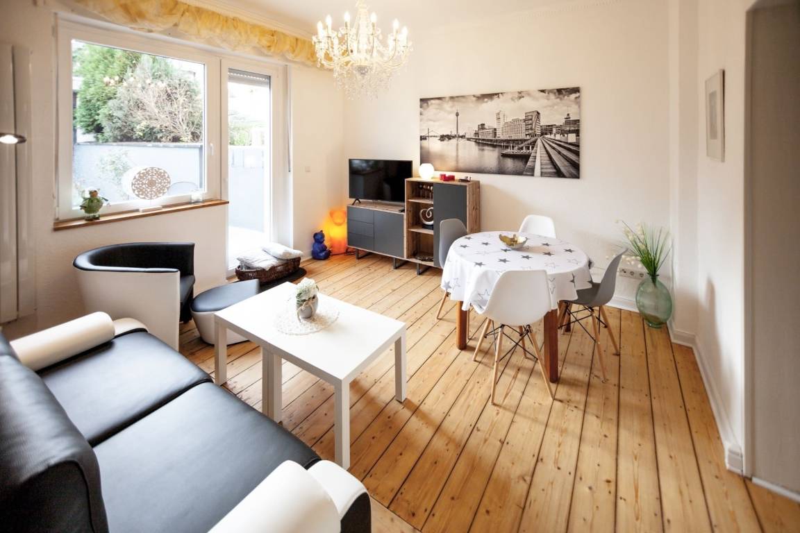 65 M² Ferienwohnung ∙ 2 Schlafzimmer ∙ 4 Gäste - Langenfeld (Rheinland)