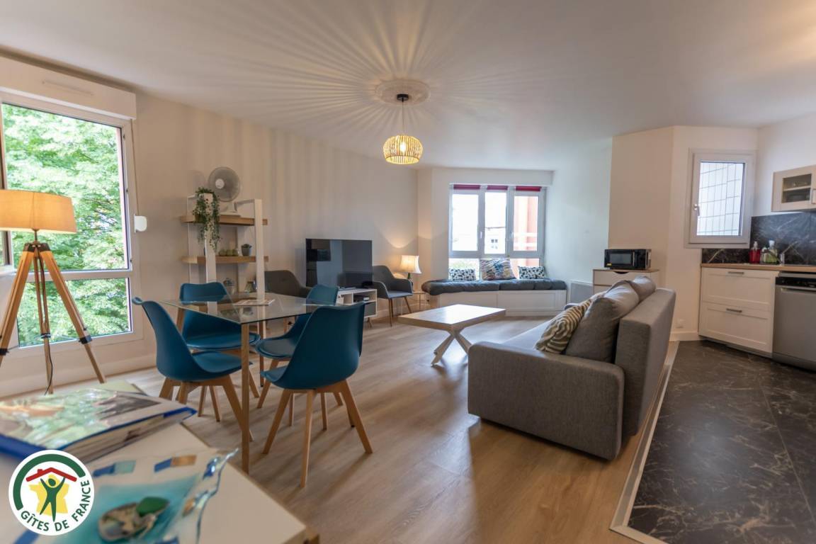 60 M² Mökki ∙ 2 Makuuhuonetta ∙ 4 Vierasta - Ay