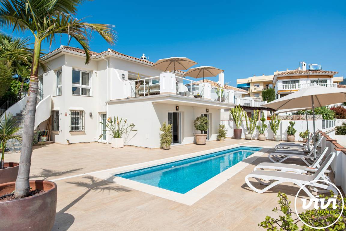 200 M² Villa ∙ 3 Bedrooms ∙ 8 Guests - Fuengirola