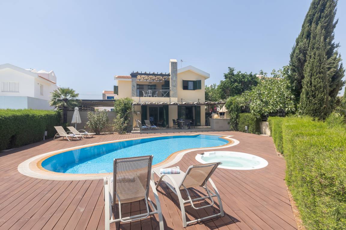 140 M² Villa ∙ 3 Bedrooms ∙ 6 Guests - Protaras