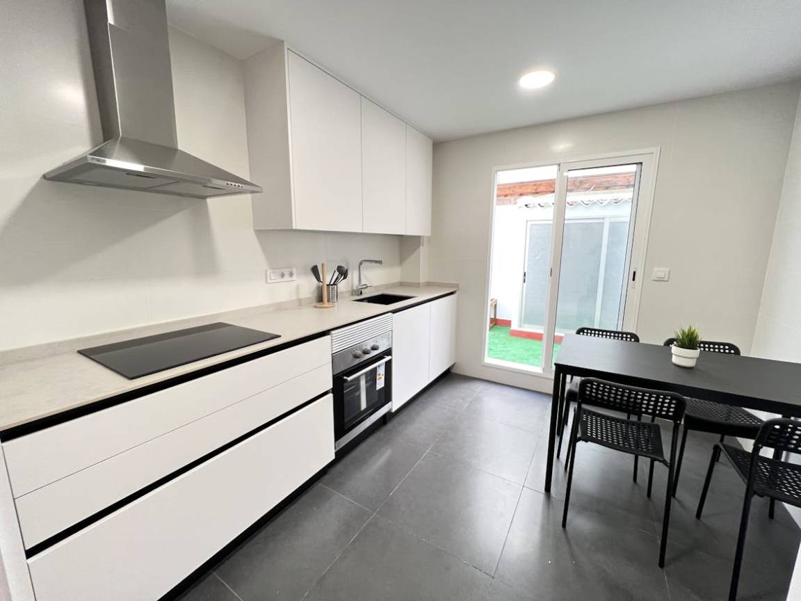 140 M² Apartamento ∙ 6 Habitaciones ∙ 7 Huéspedes - Plaza de Toros de Valencia