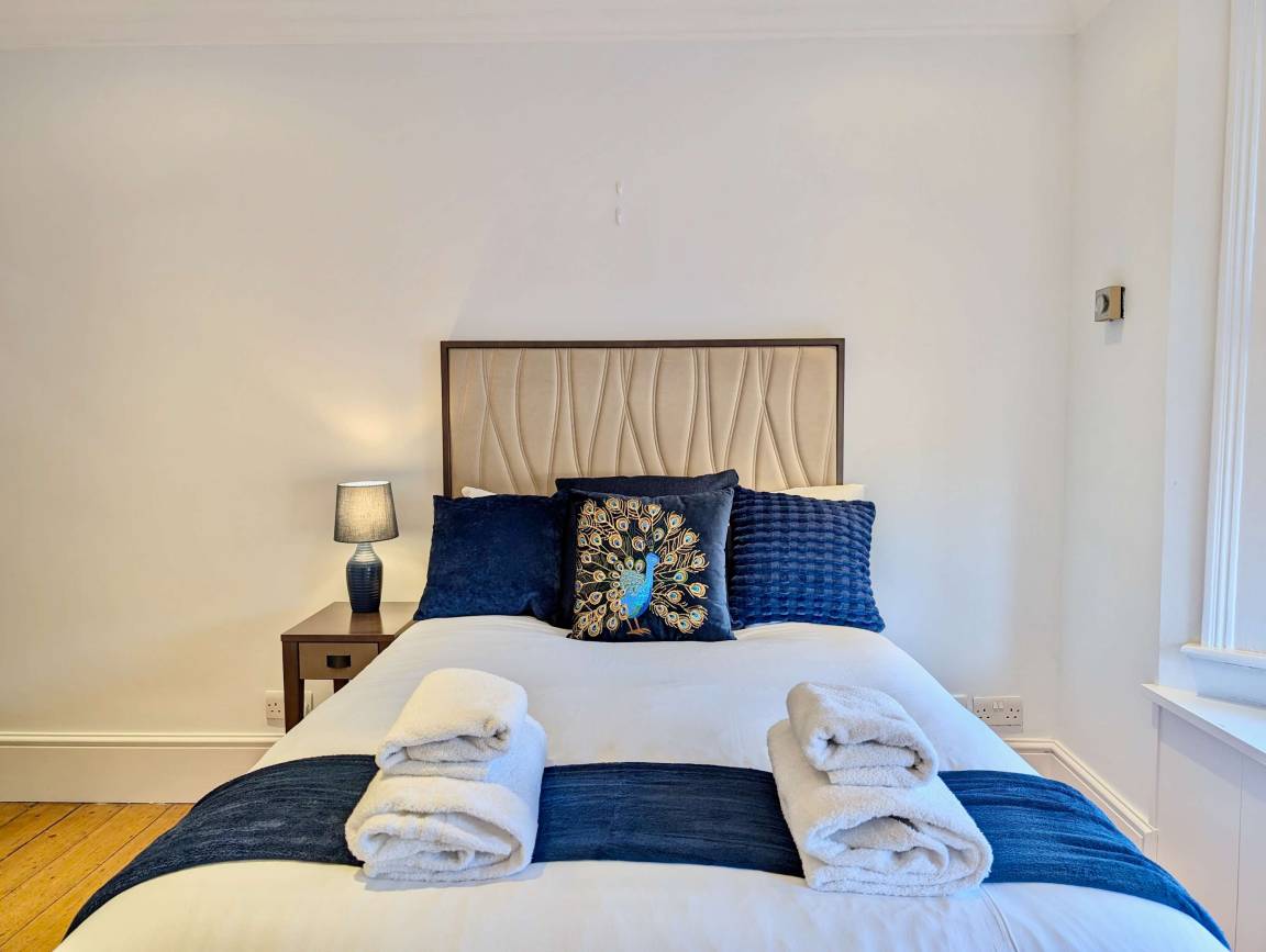 167 M² House ∙ 4 Bedrooms ∙ 8 Guests - Staines-upon-Thames