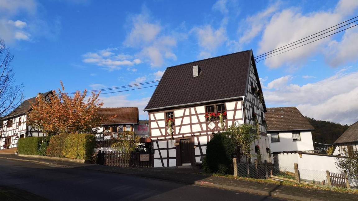 90 M² Apartment ∙ 3 Bedrooms ∙ 5 Guests - Andernach