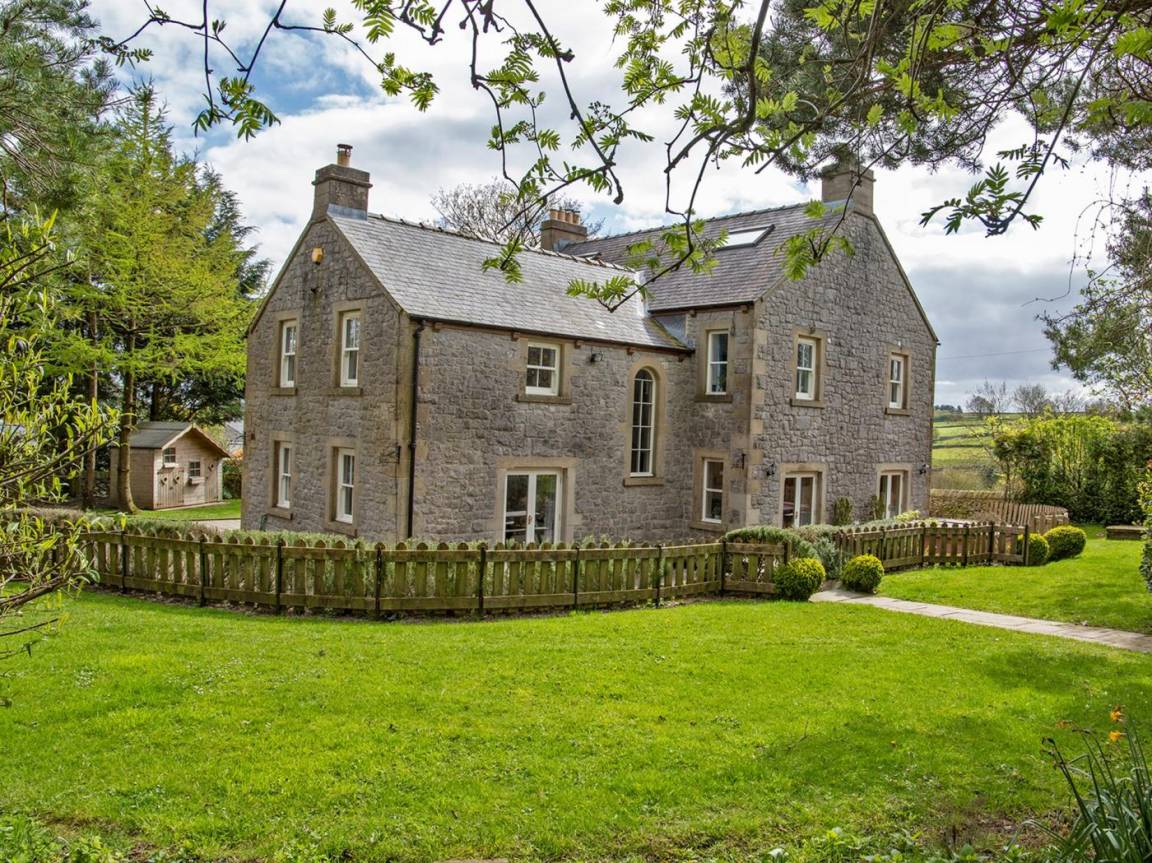 Cottage ∙ 7 Bedrooms ∙ 14 Guests - Castleton