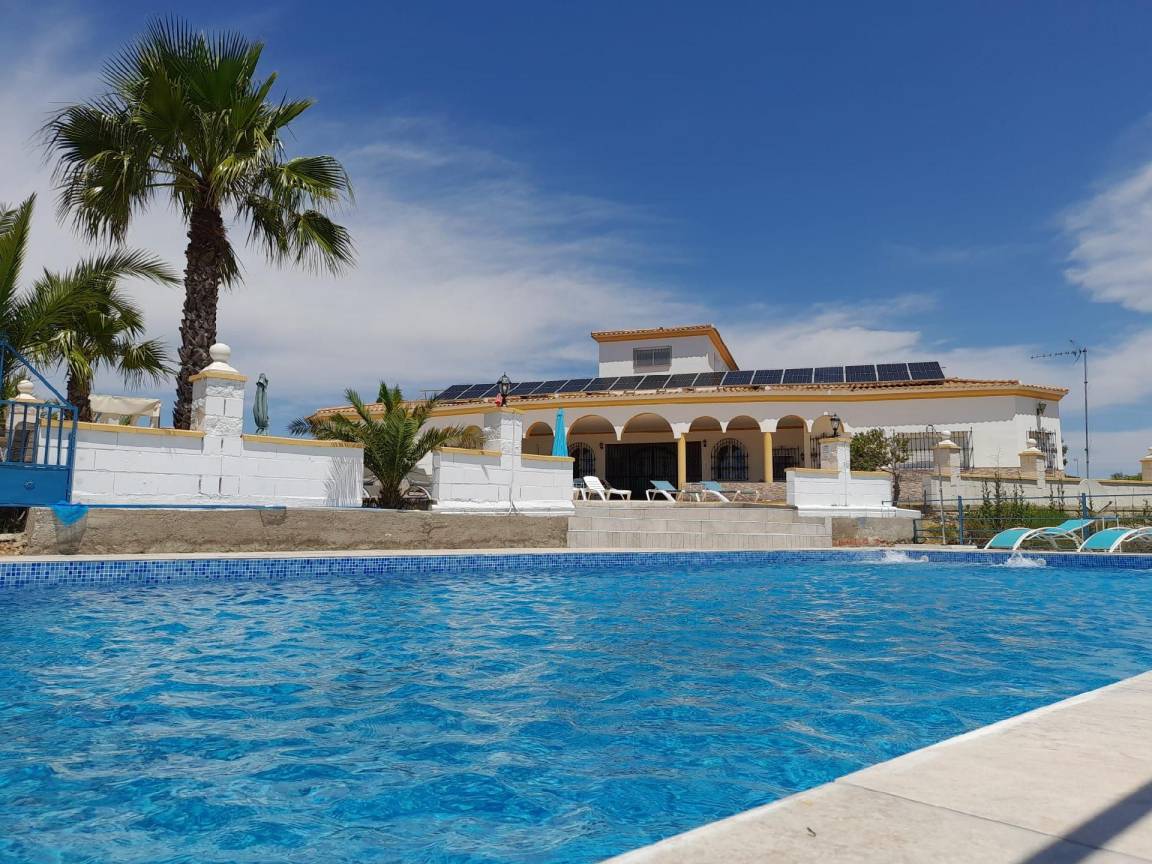 350 M² Casa ∙ 5 Habitaciones ∙ 14 Huéspedes - Lora del Río