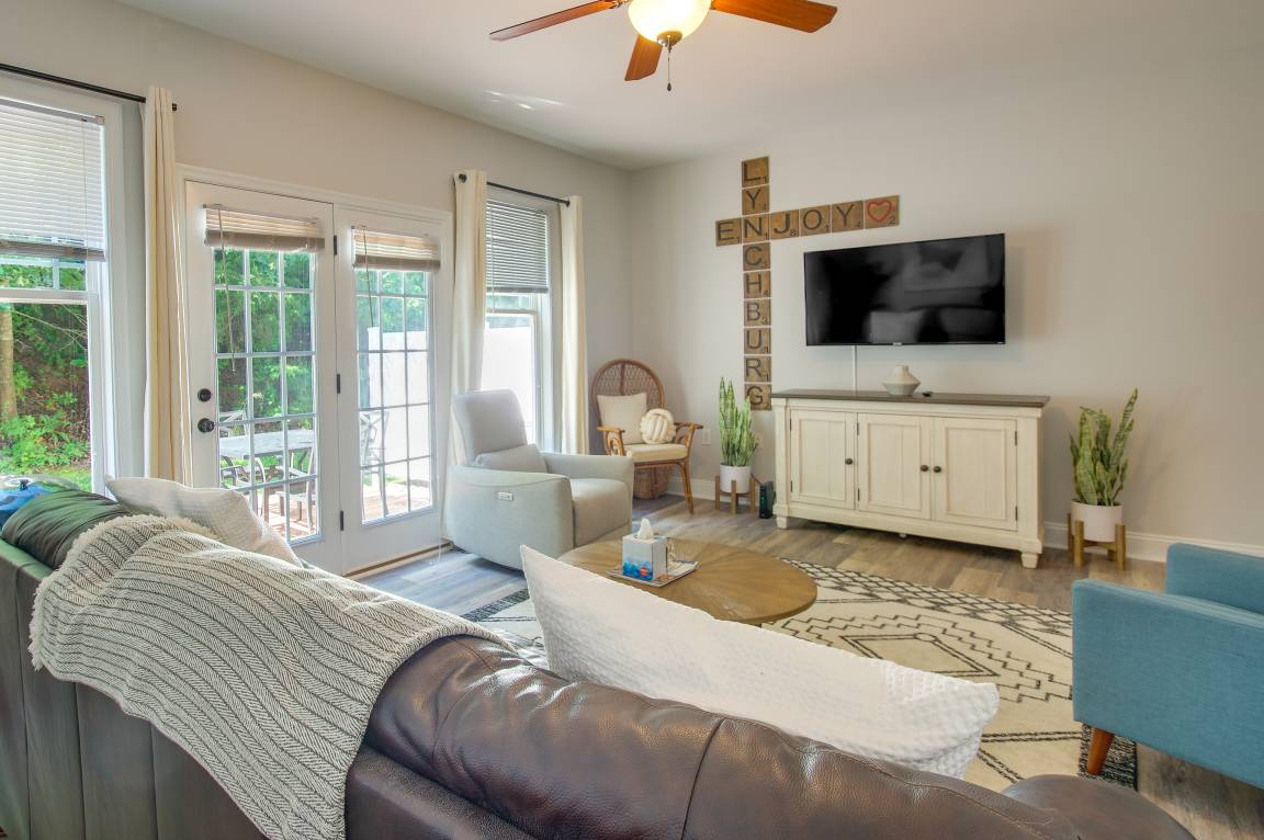 163 M² Apartment ∙ 3 Bedrooms ∙ 6 Guests - Lynchburg, VA