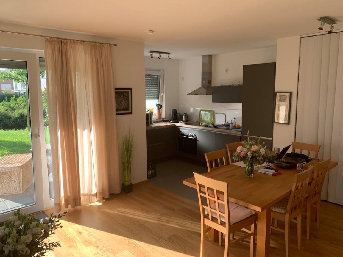 77 M² Ferienwohnung ∙ 1 Schlafzimmer ∙ 2 Gäste - Neuss
